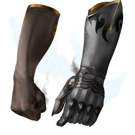 Mismatched Gauntlets - Objects - Kanka